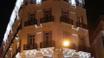 Fachada do alojamento (tarde/noite)