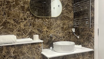 Quarto Panorâmico | Casa de banho | Uma combinação polibã/banheira, um secador de cabelo