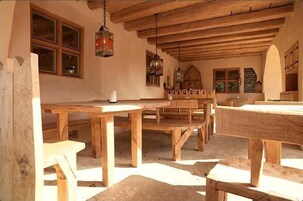 Almoços e jantares servidos, incluindo cozinha mediterrânica 