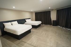 Quarto família, 2 camas Queen, para não fumantes | Roupas de cama premium, escrivaninha, ferros/tábuas de passar roupa