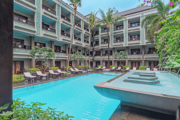 Piscina externa, funciona das 7h às 19h, espreguiçadeiras