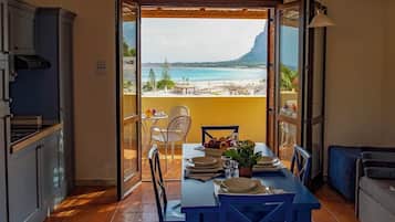 Apartamento, 1 quarto, vista para o mar | Área de estar | TV de tela plana