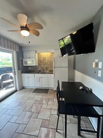 Quarto, 1 quarto, para não fumantes, cozinha americana (Patio, 1 Queen Bed, Bunkbeds) | Cozinha privada | Geladeira, micro-ondas, cafeteira/chaleira