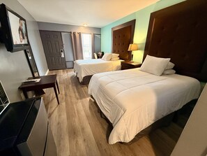 Quarto, 2 camas de casal, fumadores, kitchenette | Edredões de penas, camas de colchão pillowtop 