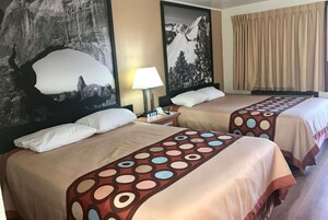 Secretária, ferro/tábua de engomar, berços/camas para crianças grátis 