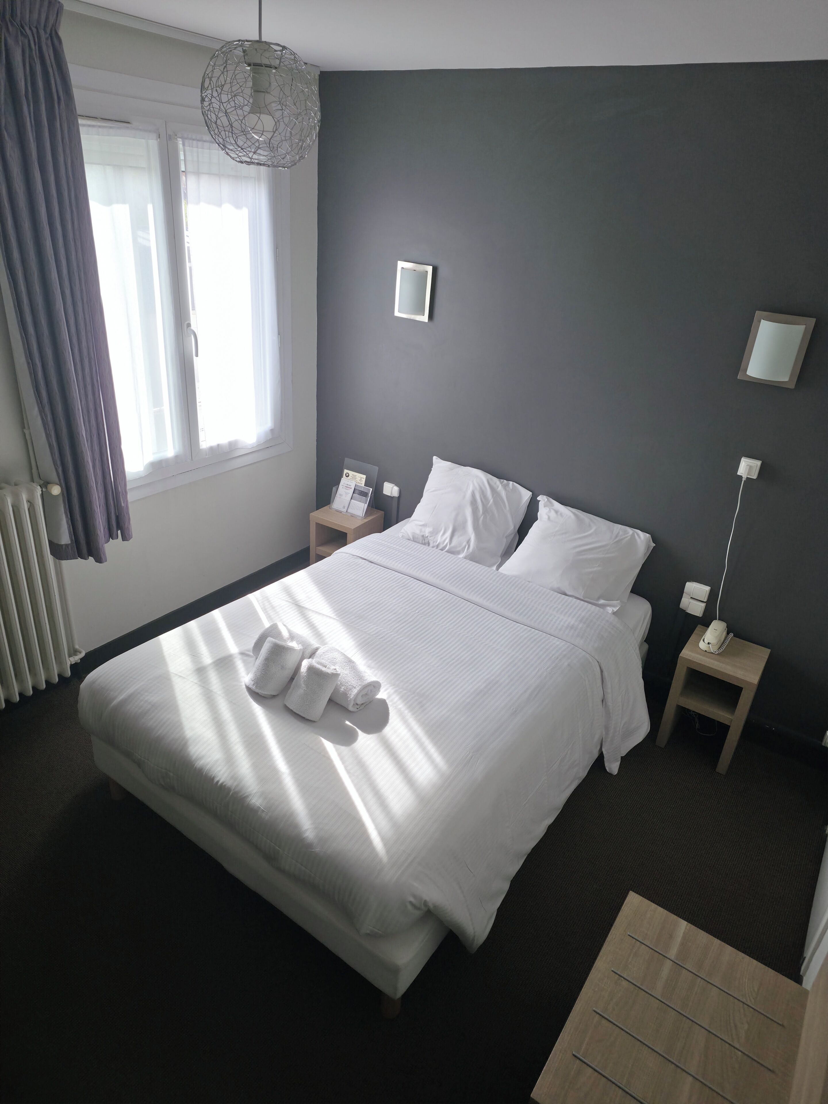 Quarto casal conforto | Cofres nos quartos, escrivaninha, cortinas blackout, Wi-Fi de cortesia
