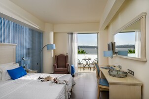 Junior Suite with Balcony & View | Cofres nos quartos, escrivaninha, cortinas blackout