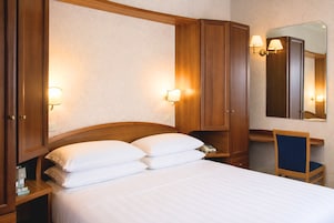 Quarto Clássico com Cama de Casal | Minibar, cofre com capacidade para portátil, secretária