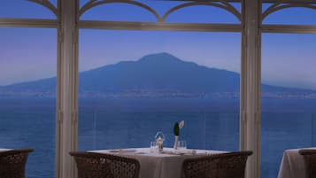 3 restaurantes, cozinha local e internacional