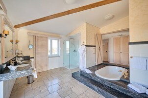 Penthouse Suite | Banheiro | Produtos de toalete grátis, secador de cabelo, roupões de banho 