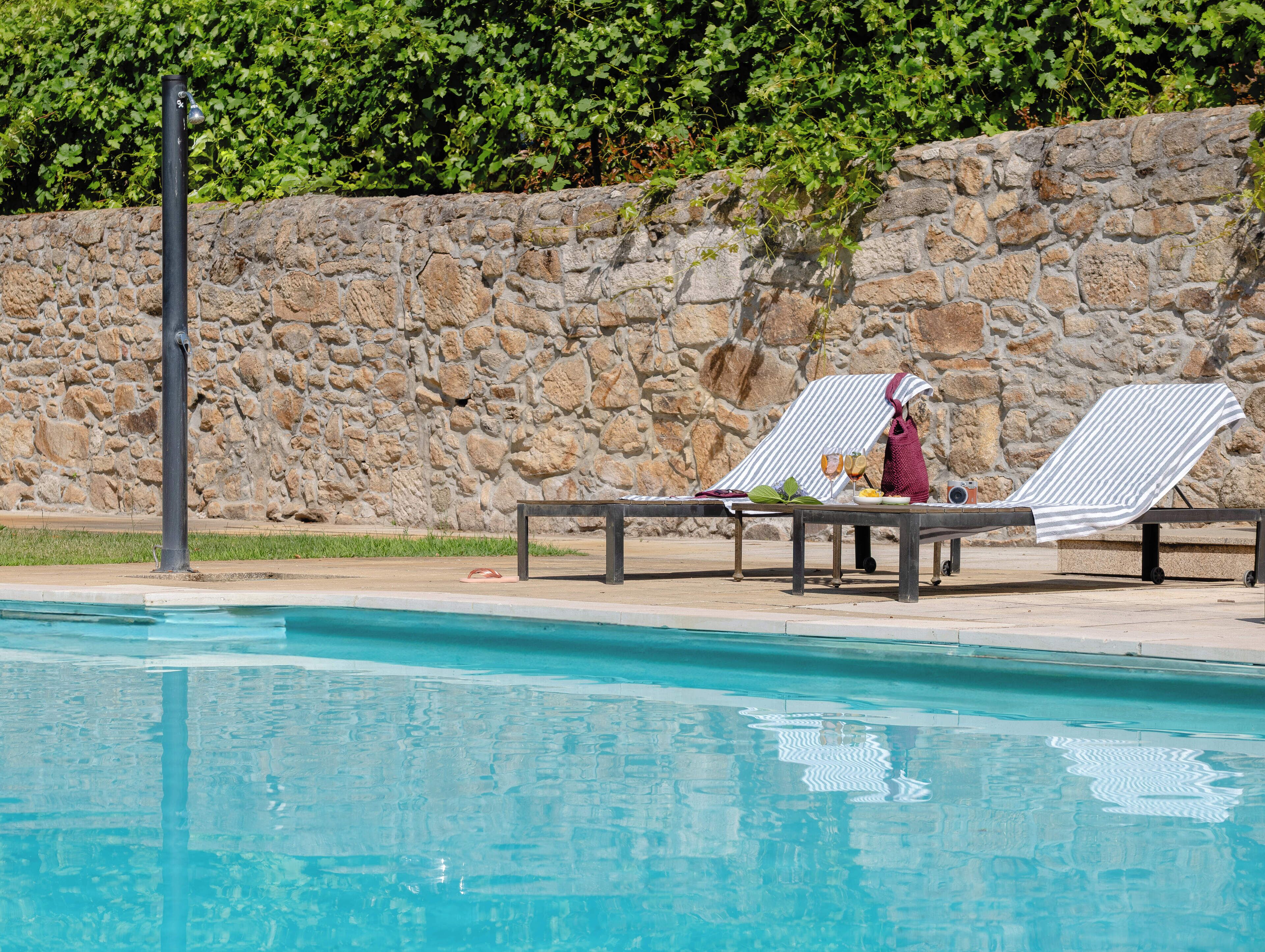 Piscina externa, guarda-sóis, espreguiçadeiras