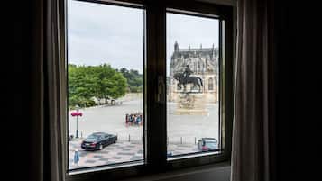 Quarto Duplo (Mansard, Monastery View) | 1 quarto, minibar, cofre no quarto, secretária
