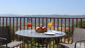 Mesa de jantar com vista para o campo.
