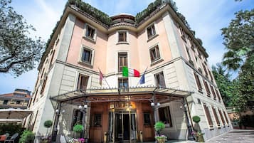 Fachada do alojamento (tarde/noite)