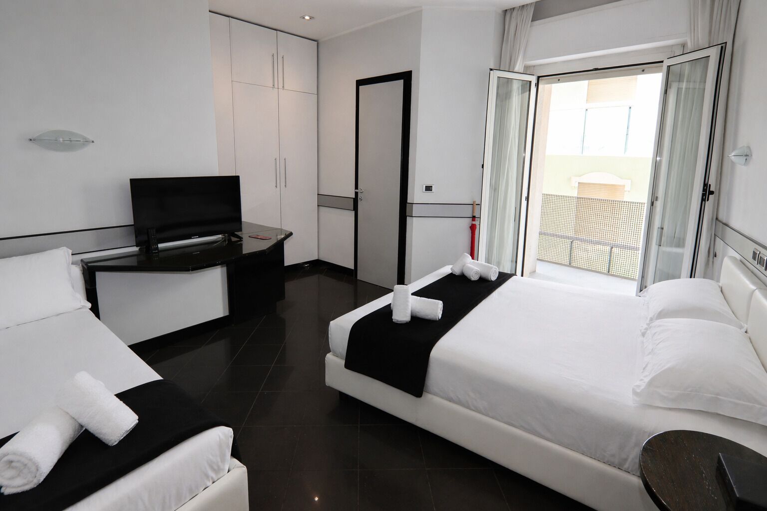 Quarto triplo, sacada | Roupas de cama antialérgicas, edredons de pluma, frigobar