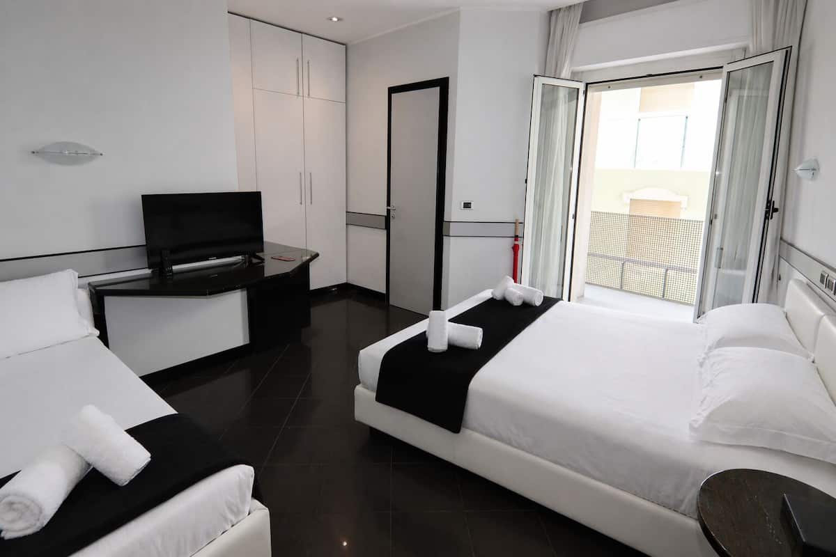 Quarto triplo, sacada | Roupas de cama antialérgicas, edredons de pluma, frigobar