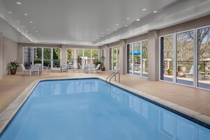 Piscina interna, espreguiçadeiras