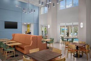 Café da manhã com buffet grátis todos os dias