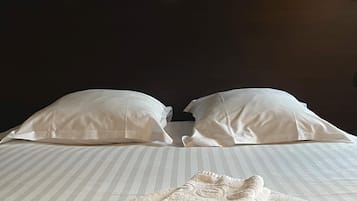 Individualmente decorados, escrivaninha, cortinas blackout
