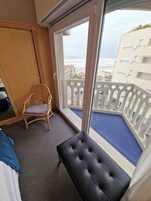 Quarto casal standard de uso individual, 1 cama de casal, vista parcial para o mar | Frigobar, cofres nos quartos, escrivaninha