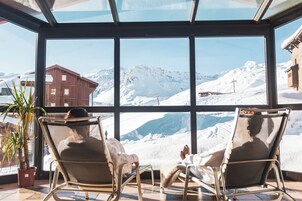 Terraço com espreguiçadeiras