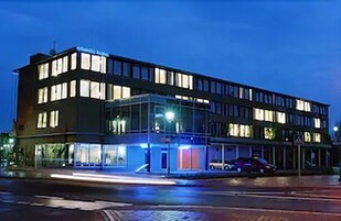 Fachada do alojamento (tarde/noite)