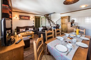 Apartamento, 3 quartos | Área de estar | TV de tela plana