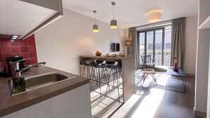 Duplex família, 2 quartos, vista para a cidade | Cozinha privada | Geladeira, fogão, cooktop, lava-louças