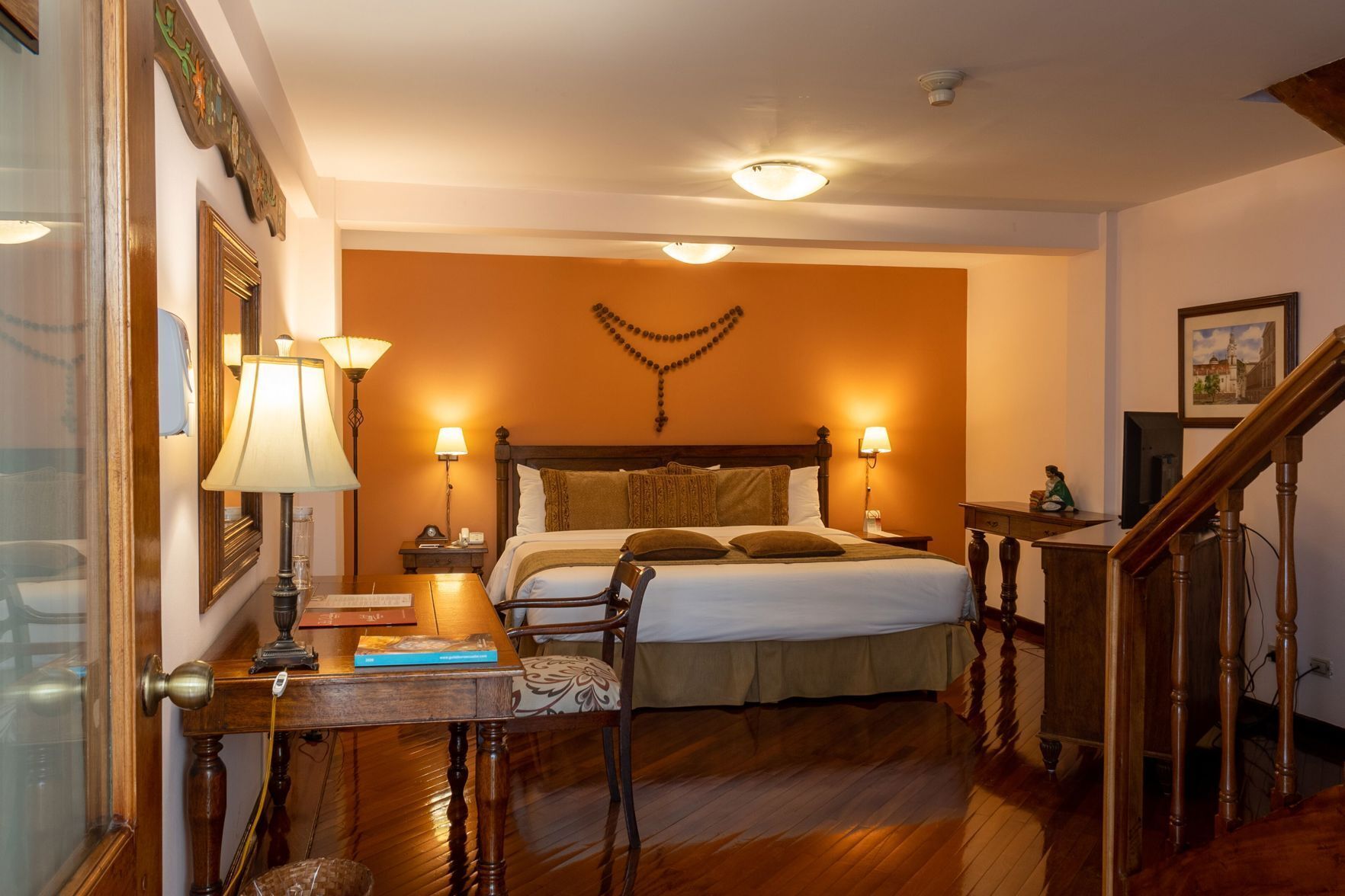 Roupas de cama premium, cofres nos quartos, escrivaninha