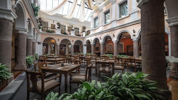 Café da manhã, almoço e jantar