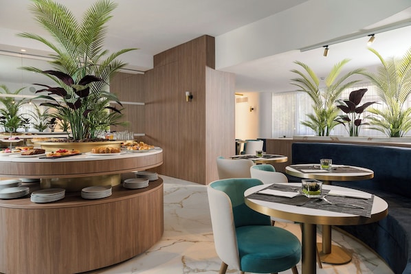 Café da manhã com buffet todos os dias (EUR 15 por pessoa)