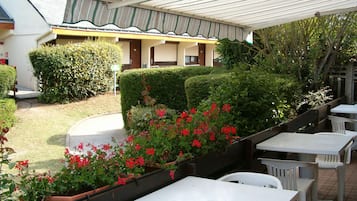 Pequenos-almoços, almoços, jantares servidos, cozinha francesa