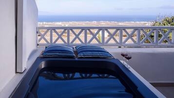 Suite, 2 Bedrooms, Sea View (Seasonal Hot Tub) | Vista para a praia ou o mar