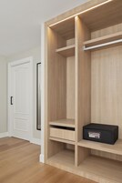 Quarto Superior | Edredões de penas, cofre no quarto, secretária