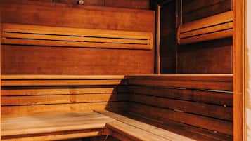 Uma sauna com bancos de madeira e teto inclinado.
