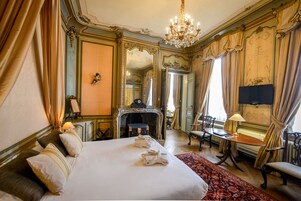 Suíte júnior (Triple) | Roupas de cama premium, frigobar, cofres nos quartos, escrivaninha