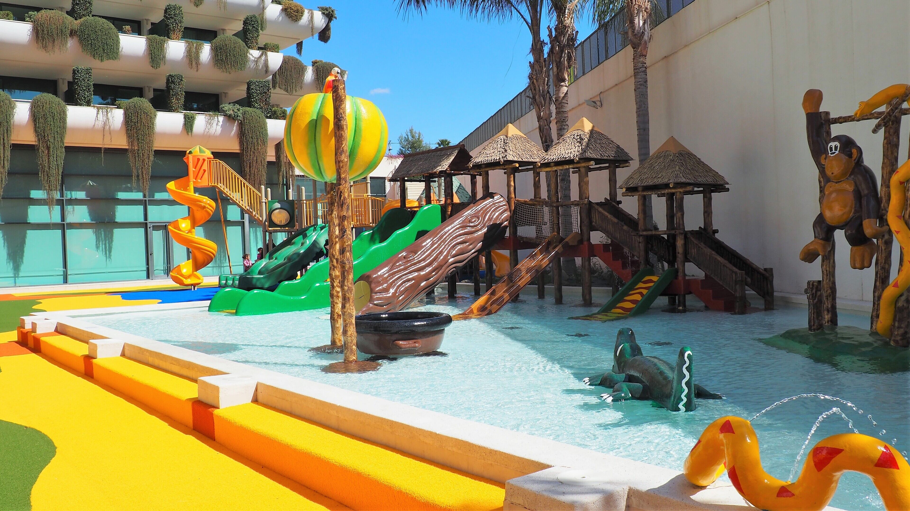 Piscina interior, 3 piscinas exteriores, guarda-sóis, espreguiçadeiras 