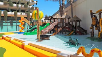 Piscina interior, 3 piscinas exteriores, guarda-sóis, espreguiçadeiras