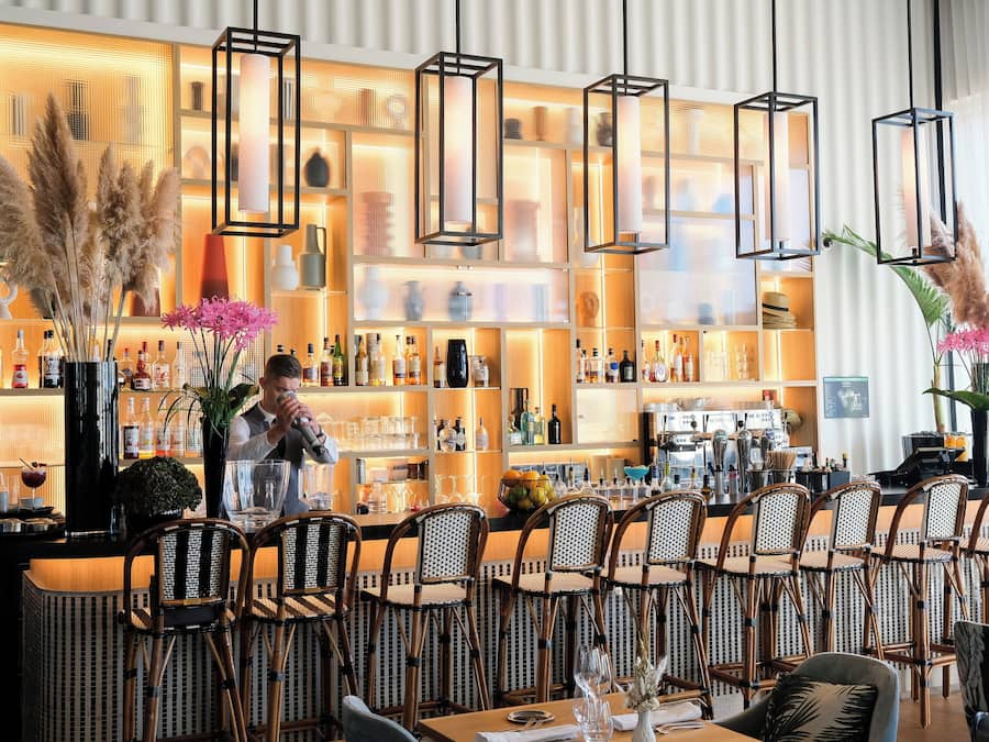 Bar de petiscos, vista para o jardim, aberto todos os dias