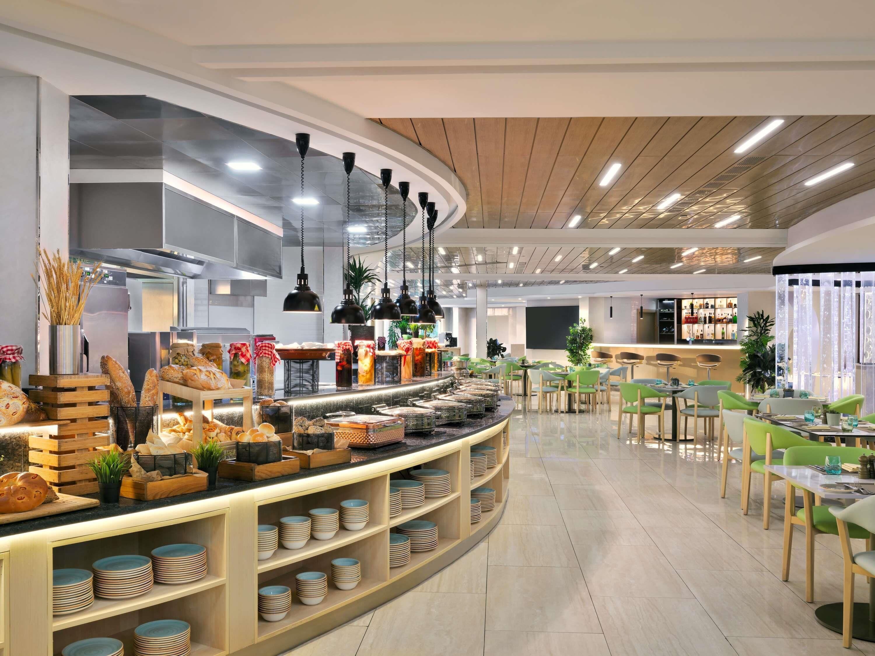 3 restaurantes, pequenos-almoços servidos, cozinha internacional 