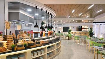 Pequeno-almoço takeaway diário (120 AED por pessoa)