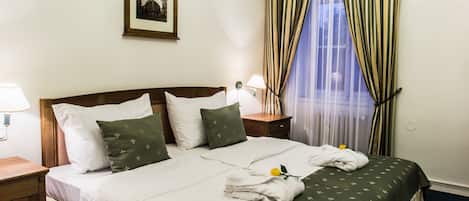 Frigobar, cofres nos quartos, escrivaninha