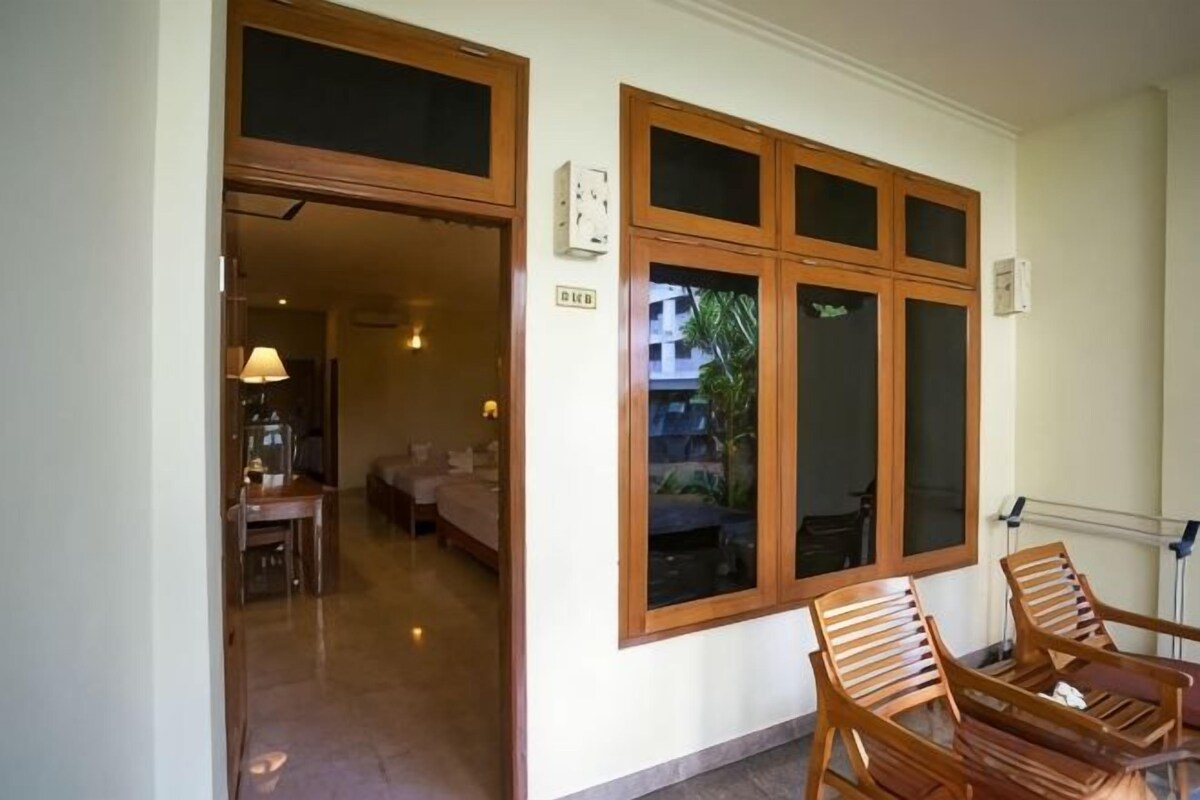 Camas de colchão viscoelástico, cofre no quarto, berço de viagem 