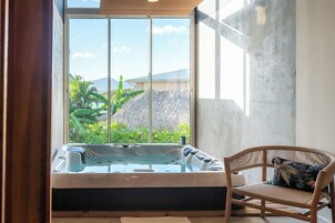 Banheira de hidromassagem interior