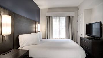 Roupa de alta qualidade, cofre no quarto, secretária