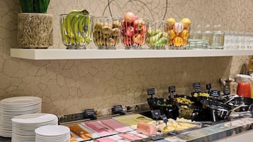 Café da manhã com buffet todos os dias mediante uma taxa