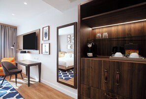 Edredões de penas, minibar, cofre no quarto, secretária 