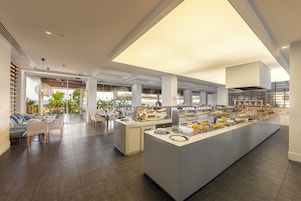 Café da manhã com buffet grátis todos os dias