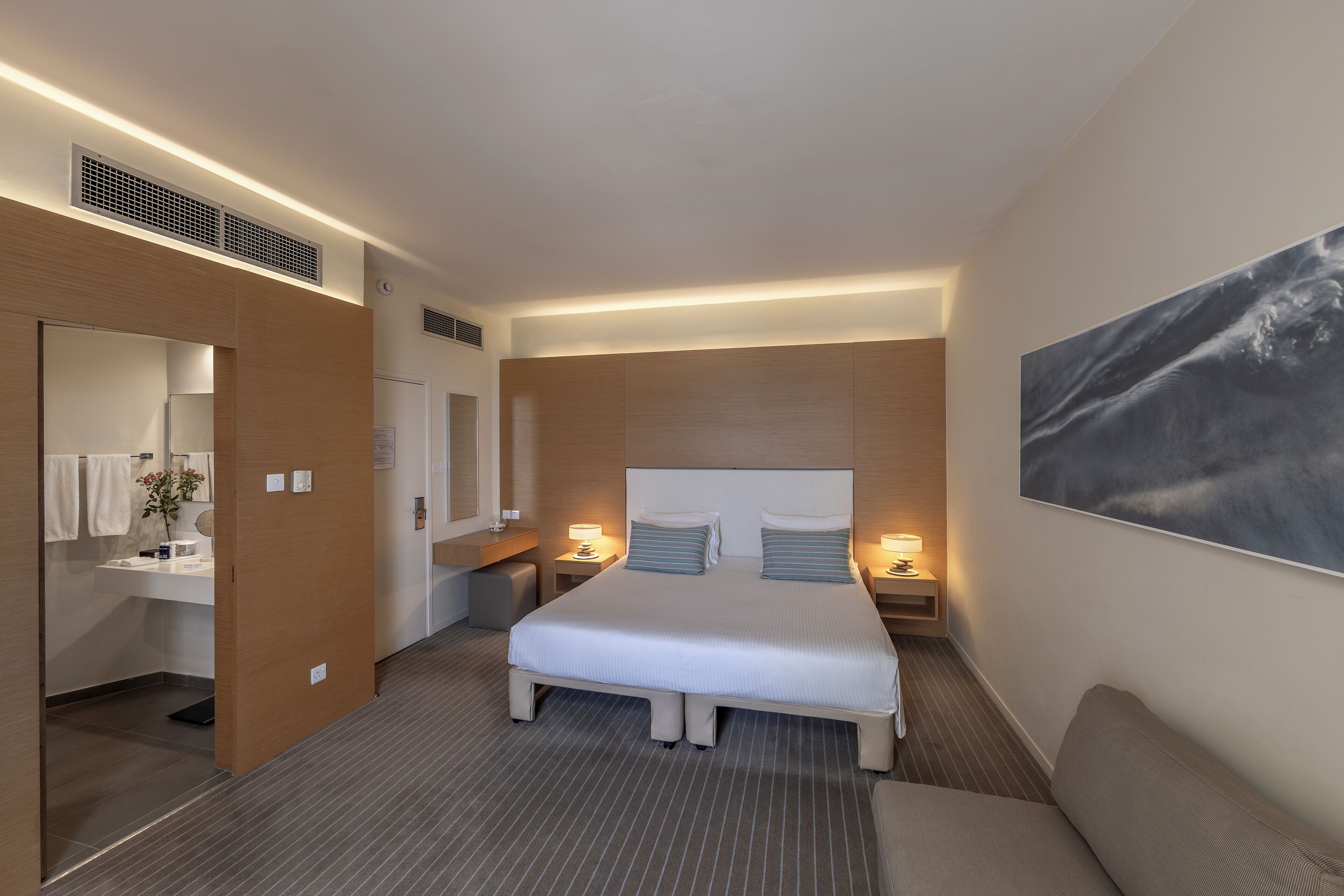 Quarto Deluxe, varanda, vista parcial para o mar | Roupa de alta qualidade, minibar, cofre no quarto 