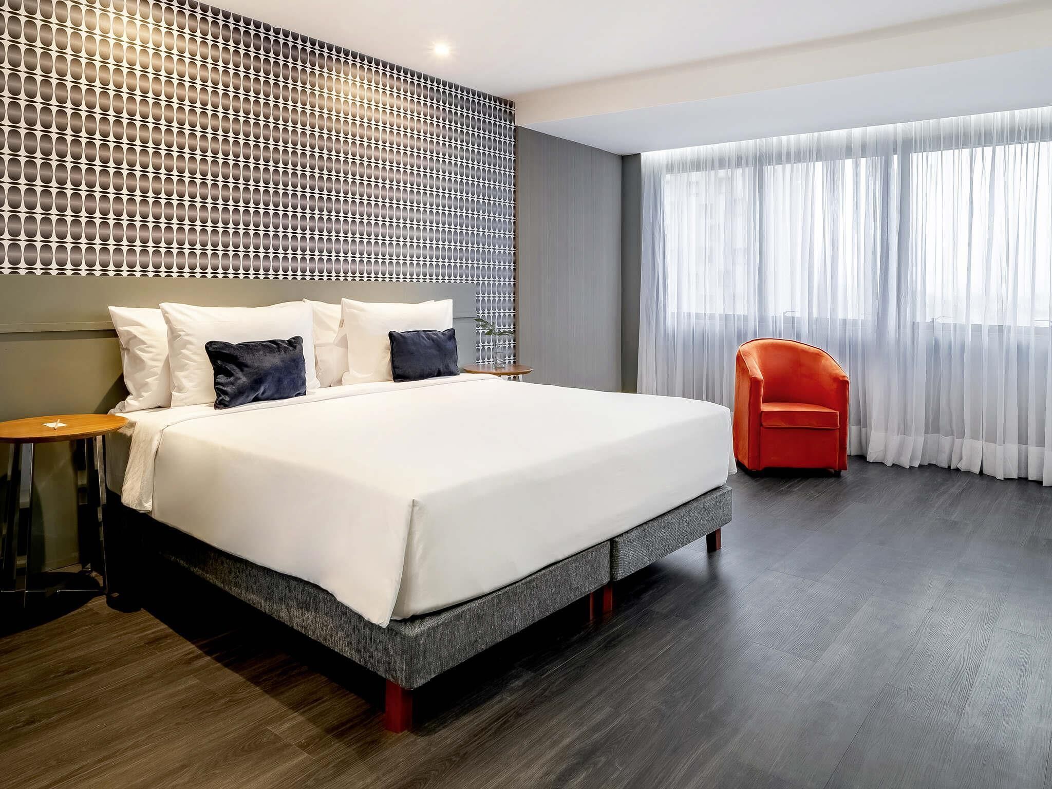 Quarto Superior, 1 cama queen-size | Roupa de alta qualidade, minibar, cofre no quarto, secretária 
